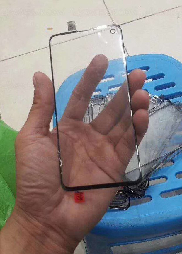Trou du Samsung Galaxy S10, plus petit que celui du A8S