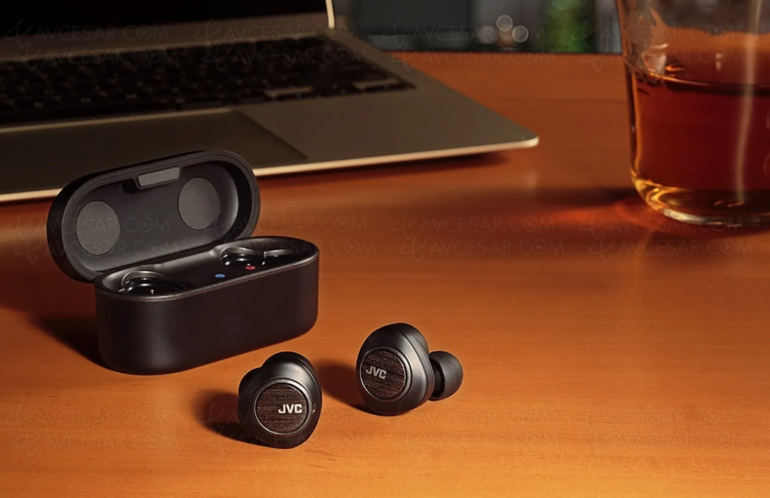 JVC HA FW1000T, premiers écouteurs True Wireless avec diaphragme en bois